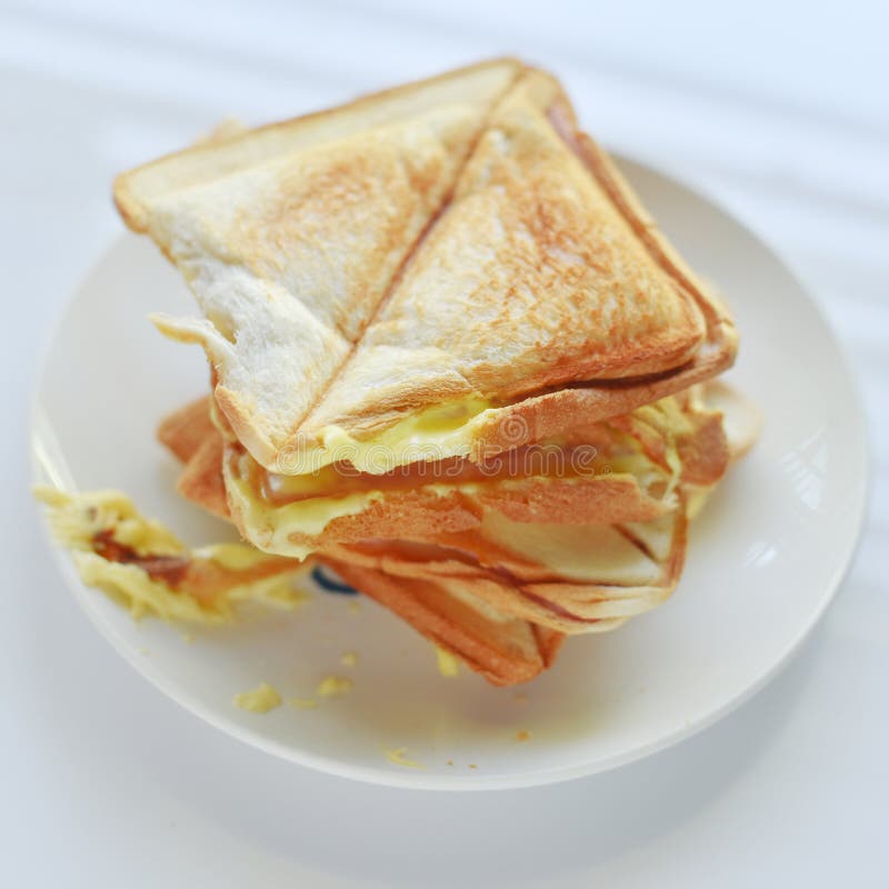 Torradas Sobre Uma Placa Branca Sobre Fundo Branco Foto de Stock ...