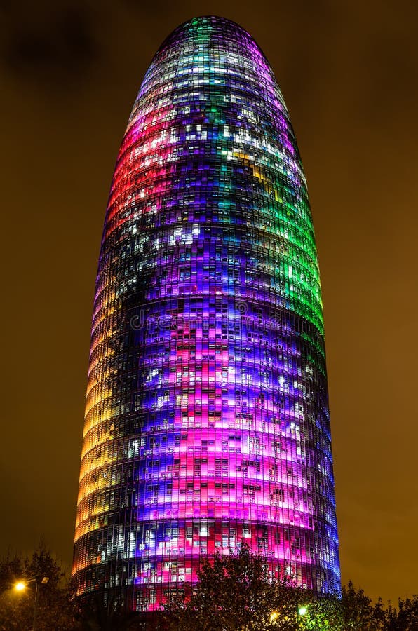 Torre Agbar, Barcelona foto editorial. Imagen de noche - 18322866