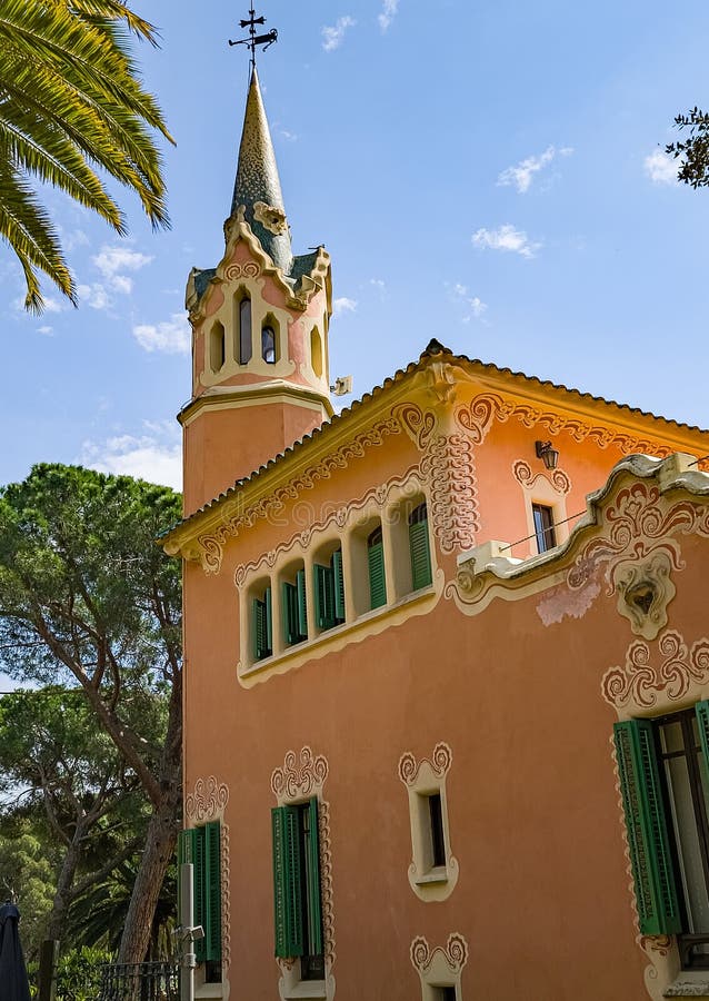 Torre Alta Con Persianas Verdes En Un Edificio De Barcelona Foto ...