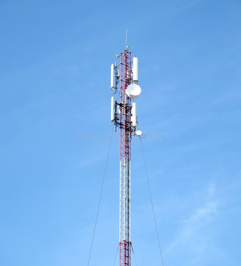 Torre Celular Alta Do Quadro Com Antenas Foto de Stock - Imagem de ...