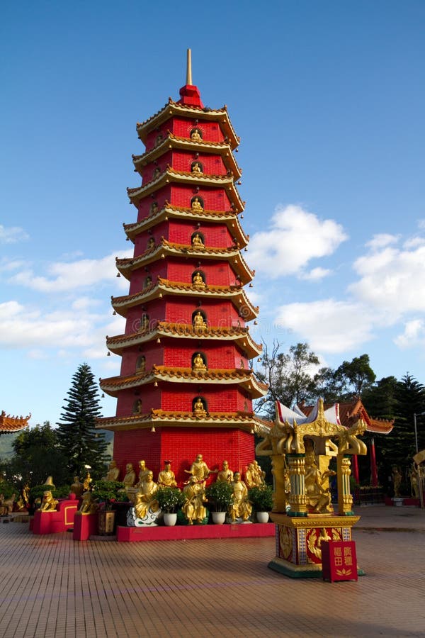Torre China Roja En Monasterio Afuera Contra Foto de archivo - Imagen ...