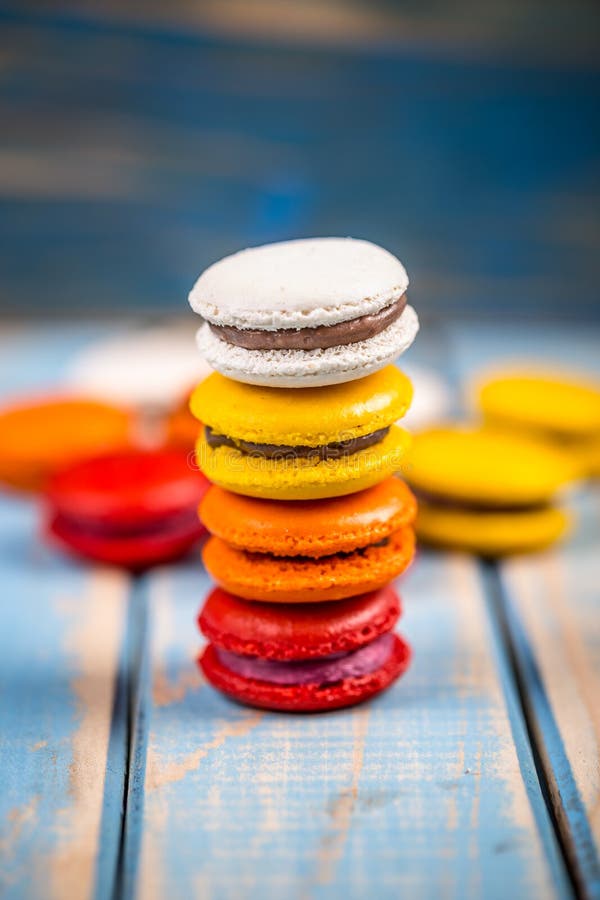 Torre De Macarons En Plato De Postre En Casa. Adorables Macarons En ...