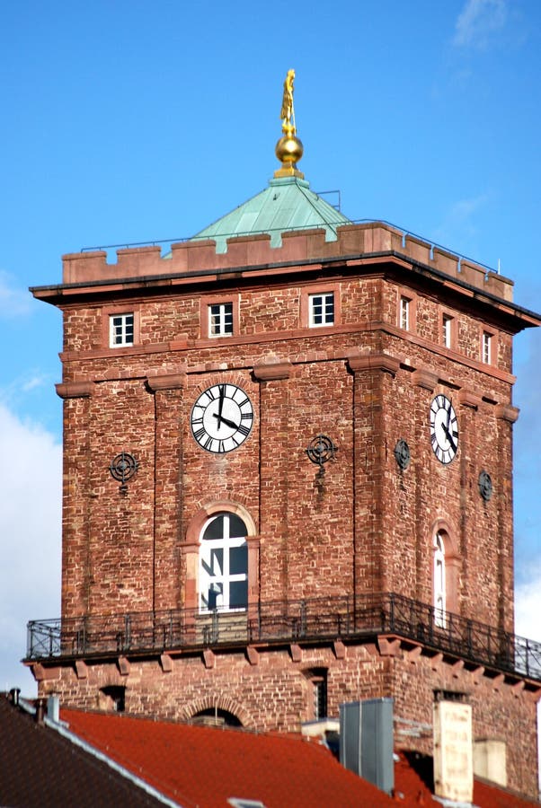 Torre con el reloj foto de archivo. Imagen de europa, europeo - 2059302