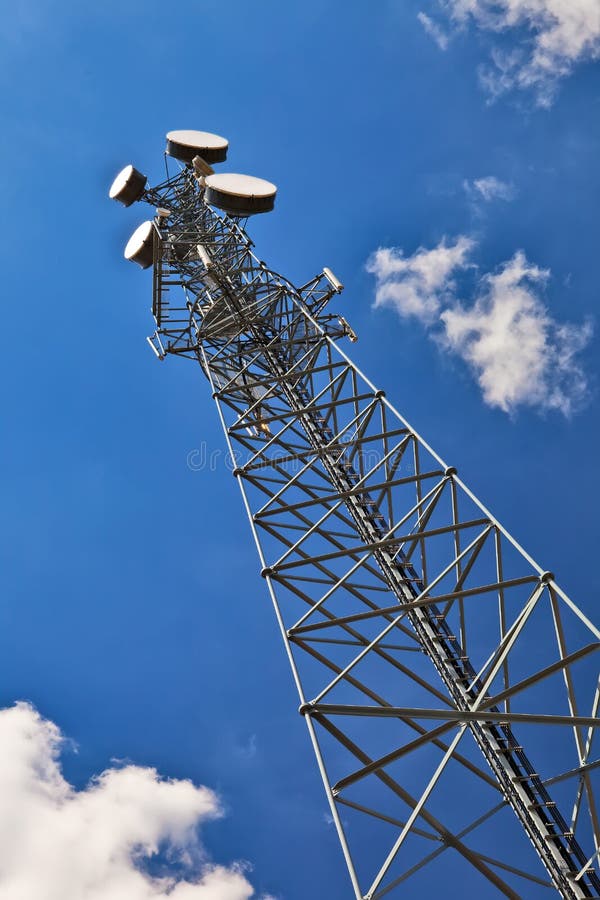 Torre da telecomunicação. imagem de stock. Imagem de eletromagnético ...