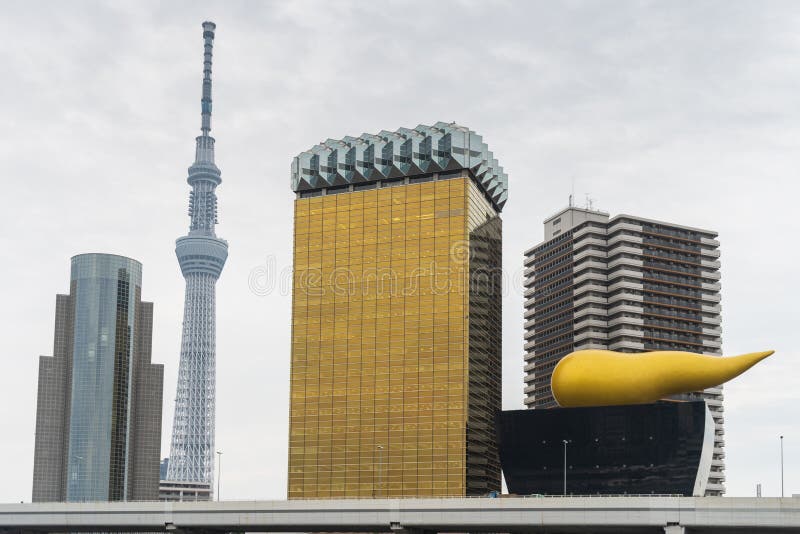 A Torre De Asahi Flame E Da Cerveja Com Tóquio Skytree Perto Do Rio De ...