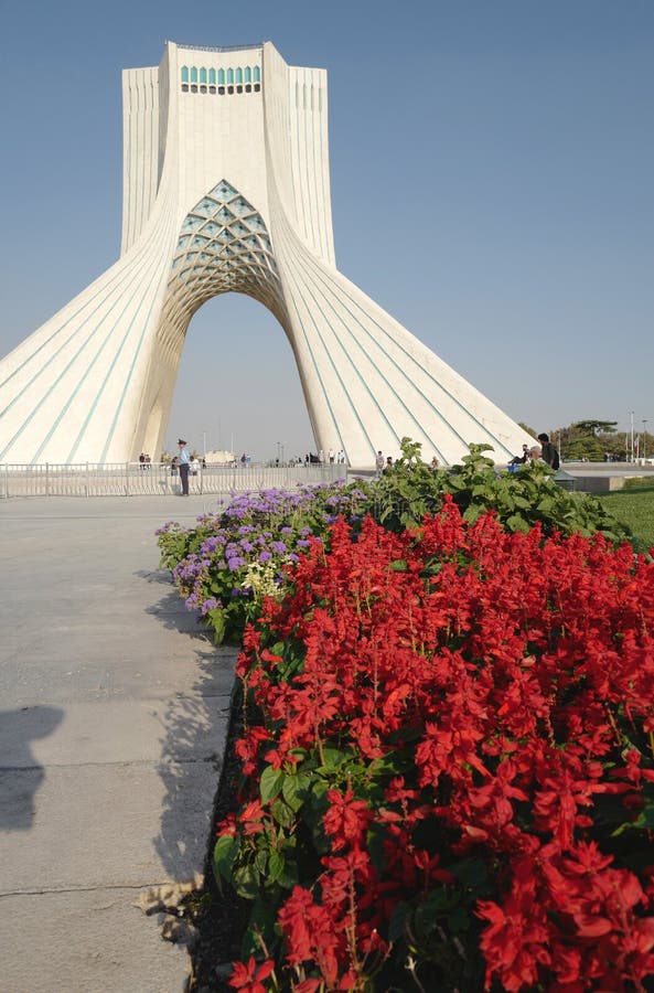 Torre de Azadi em Tehran foto de stock editorial. Imagem de nuvem ...