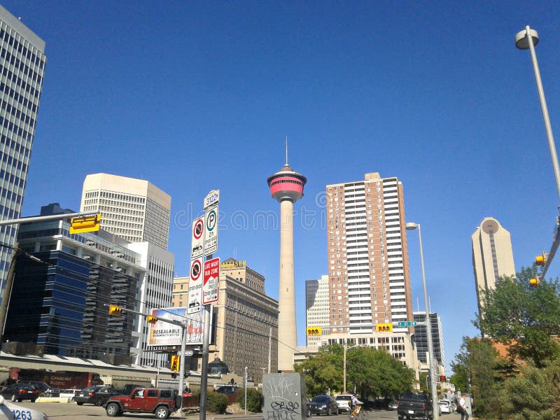 Torre De Calgary En El Claro De Luna Imagen de archivo editorial ...