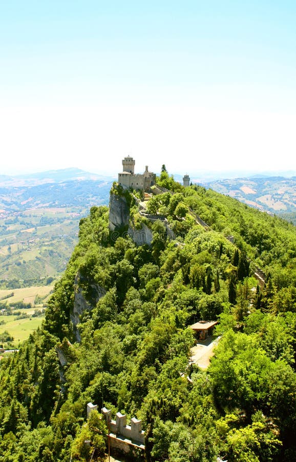 Torre De Cesta Em Monte Titano Foto de Stock - Imagem de arquitetura ...