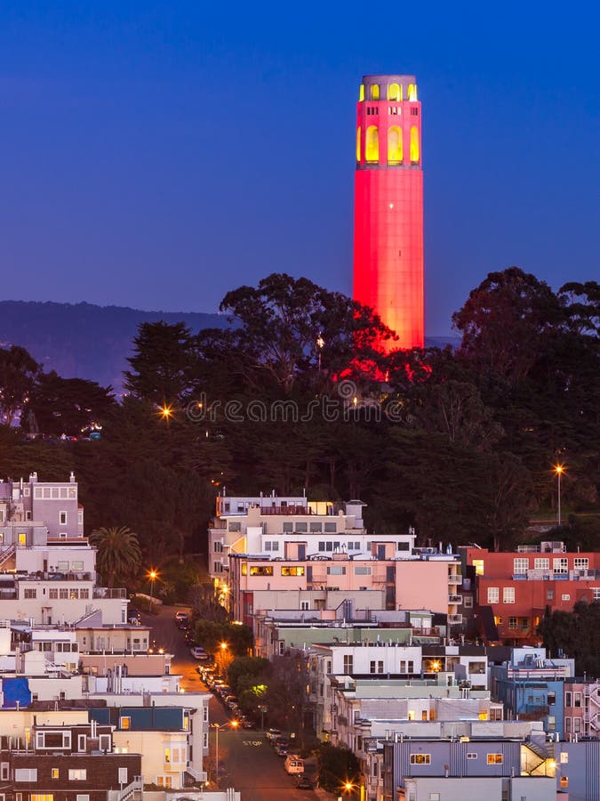 Torre De Coit En Rojo Y Oro Imagen de archivo - Imagen de tarde ...