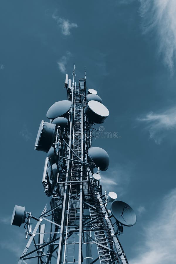 Torre De Comunicación Moderna Foto de archivo - Imagen de conectividad ...