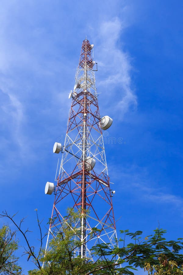 Torre de comunicaciones foto de archivo. Imagen de satélite - 47941638