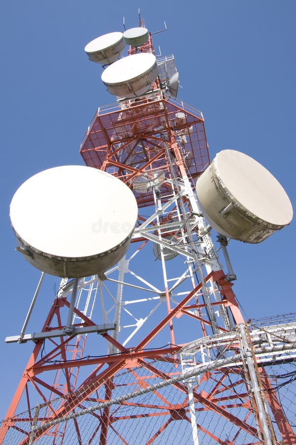 Torre De Comunicaciones Con Las Antenas Imagen de archivo - Imagen de ...