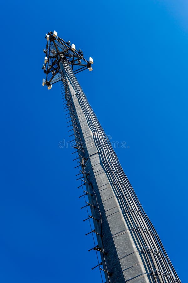 Torre De Comunicaciones Electrónicas Sofisticada De Alta Tecnología ...