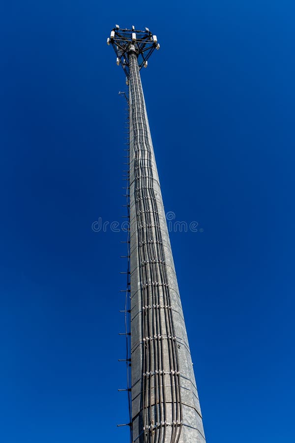 Torre De Comunicaciones Electrónicas Sofisticada De Alta Tecnología ...