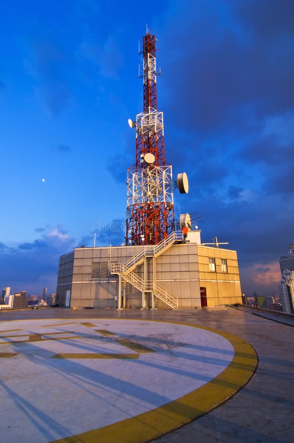 Torre De La Telecomunicación Foto de archivo - Imagen de equipo ...