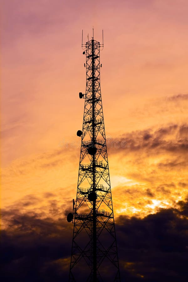 Torre De Las Telecomunicaciones En Un Cielo Azul Con El Espacio De La ...