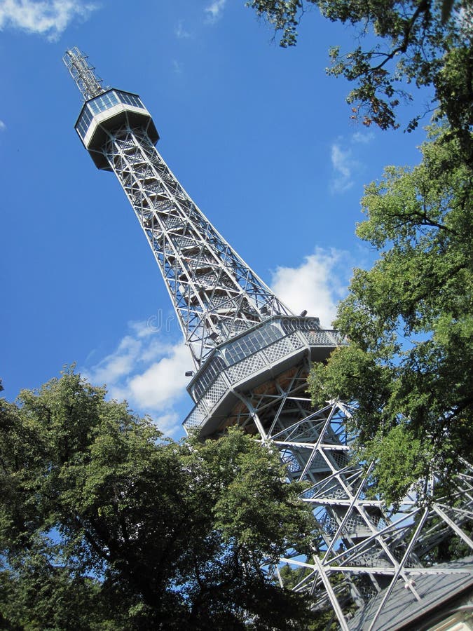 Torre De Petrin No Monte De Petrin Em Praga Imagem de Stock - Imagem de ...