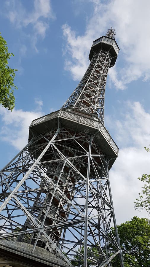 Torre de Petrin en Praga imagen de archivo. Imagen de hierro - 148590543