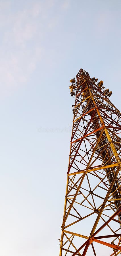 Torre De Red De Internet Bajo Cielo Nocturno Imagen de archivo - Imagen ...