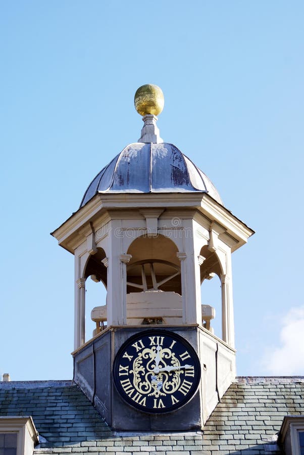 Torre De Reloj Abovedada Con Una Bola De Oro Imagen de archivo - Imagen ...