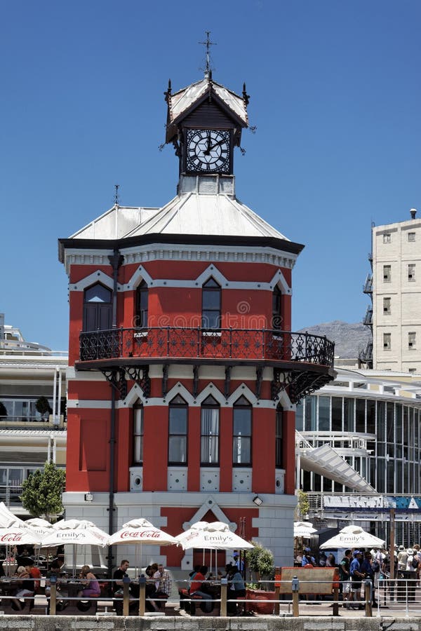 Torre De Reloj Y Casas Tradicionales Con Las Fachadas Coloridas Y ...