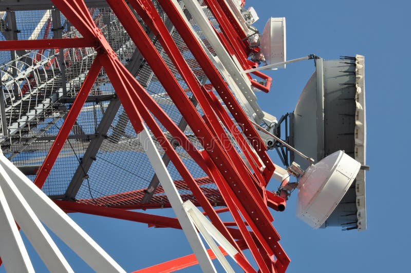 Torre De Uma Comunicação Com As Antenas Foto de Stock - Imagem de ...