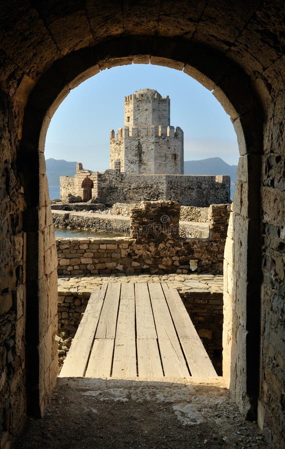 Torre De Vigia Do Castelo Em Methoni Foto de Stock - Image of fosso ...