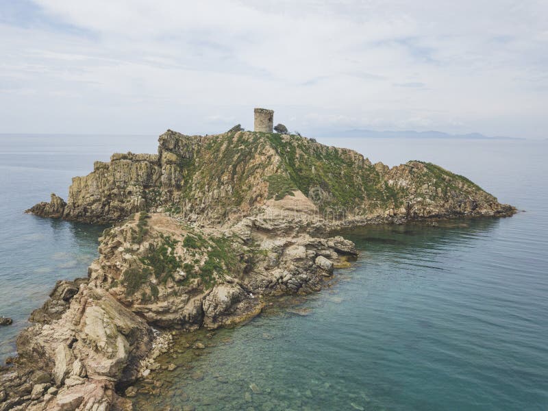 Torre Degli Appiani Isla En El Ala De Punta Italia Foto de archivo ...
