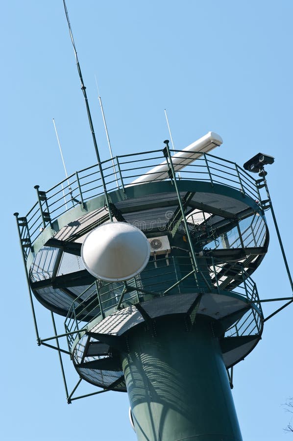 Torre Del Radar Cerca El Aeropuerto Con La Nube Grande Y El Cielo Azul ...