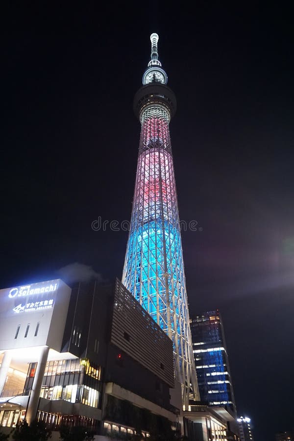 Torre Del Skytree De Tokio En La Noche Foto de archivo editorial ...