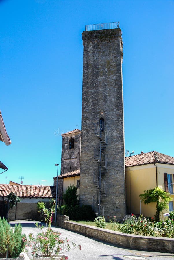 Torre Di Albaretto Torre, Piemonte - Italia Fotografia Stock - Immagine ...