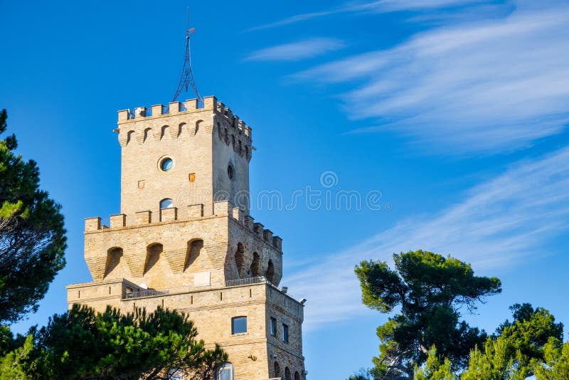 Torre di cerrano imagen de archivo. Imagen de marina - 220237913