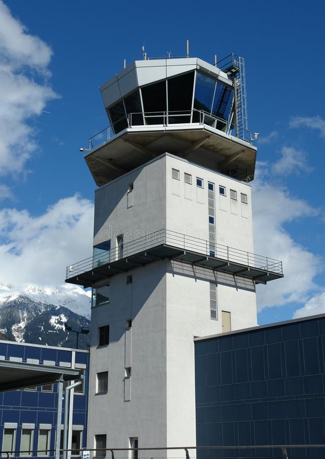 Pista E Torre Di Controllo Dell'aeroporto Immagine Stock - Immagine di ...