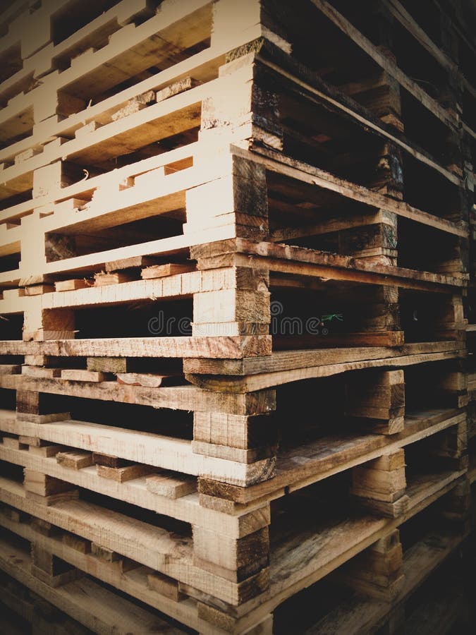 Torre di legno del pallet fotografia stock. Immagine di faccia - 117274114