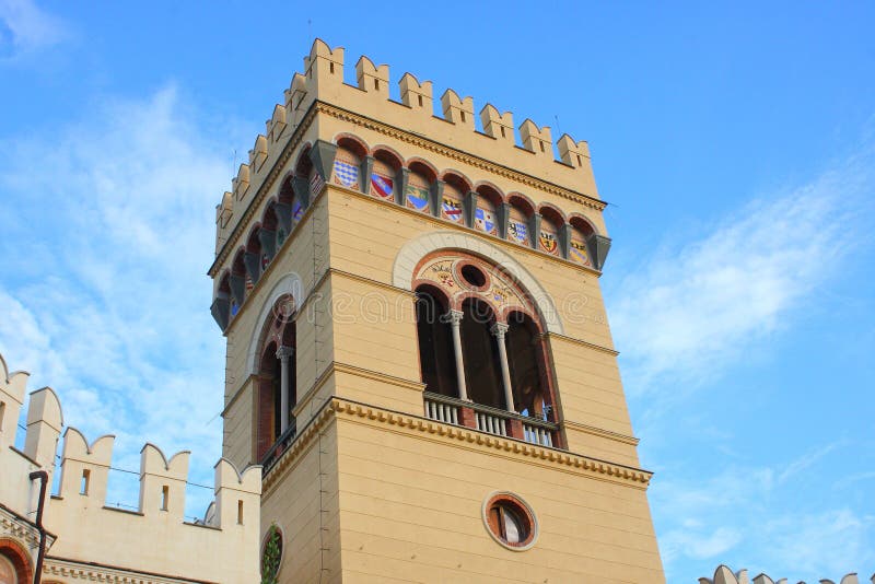 Torre do castelo medieval foto de stock. Imagem de queira - 126397388
