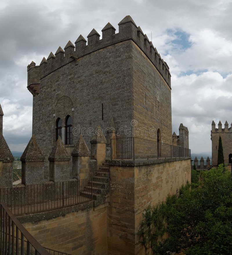 Torre Do Castelo Medieval De Almodovar Del Rio Em Spain Foto de Stock ...