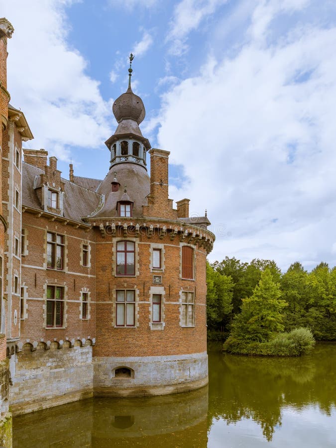 Torre E Fosso No Castelo De Ooidonk Foto de Stock - Imagem de bélgica ...
