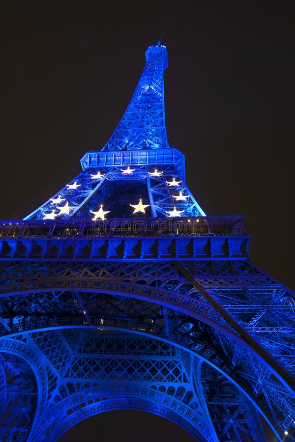 Torre Eiffel en luz azul fotografía editorial. Imagen de indicador ...