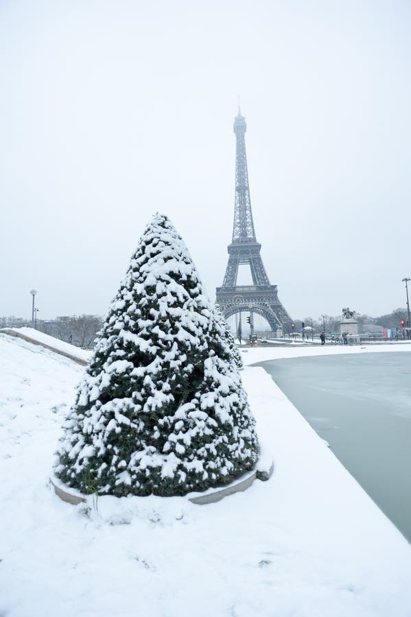Torre Eiffel Sob a Neve No Inverno Em Paris Imagem de Stock - Imagem de ...