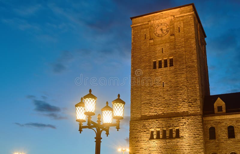 Torre Imperial Del Castillo En La Noche Foto de archivo - Imagen de ...