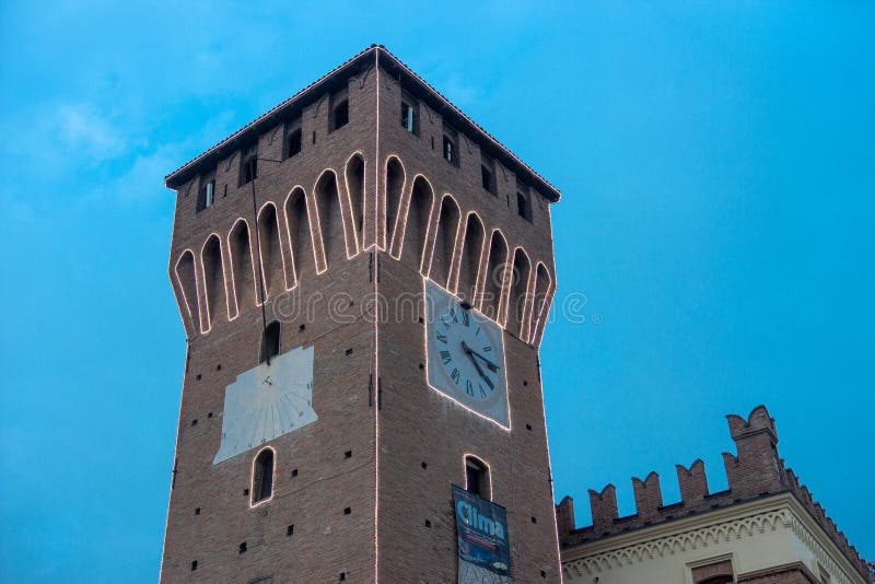 Torre Medieval De Castelnuovo Con Luces De Navidad Fotografía editorial ...