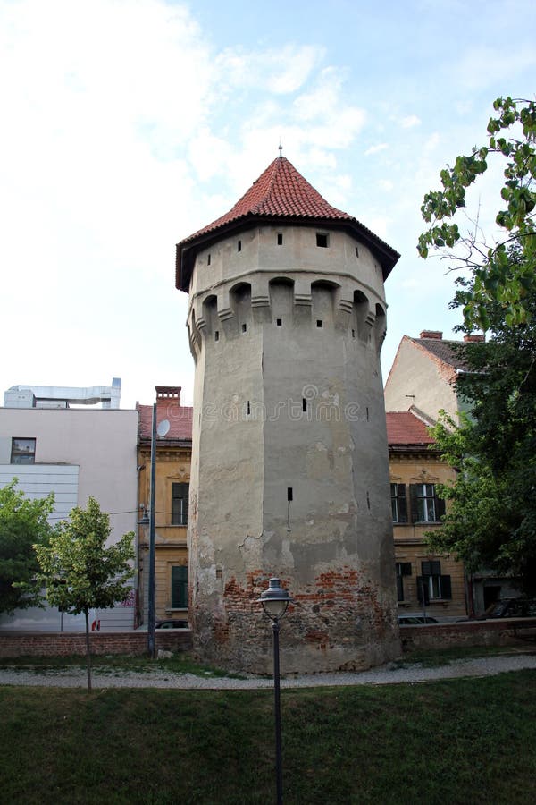 Torre Medieval De La Defensa Foto de archivo - Imagen de casas, europa ...