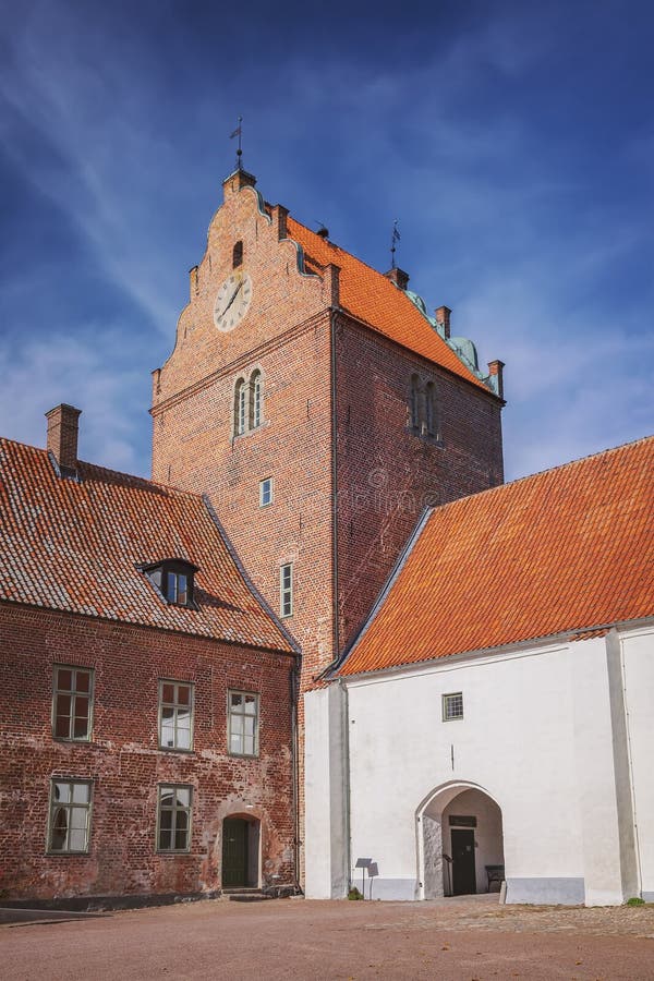 Torre Medieval Del Ladrillo Foto de archivo - Imagen de viejo, azul ...