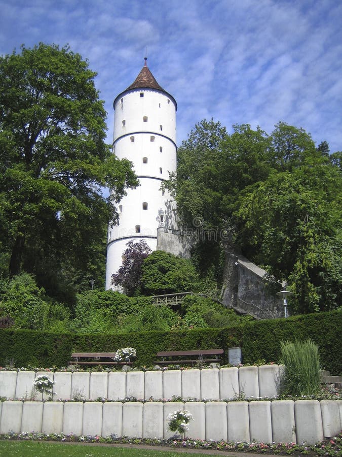 Torre Medieval En Las Maderas Foto de archivo - Imagen de europa, viejo ...