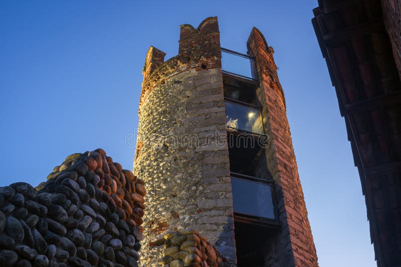 Torre Medieval Imagen Del Color Foto de archivo - Imagen de torre, vida ...