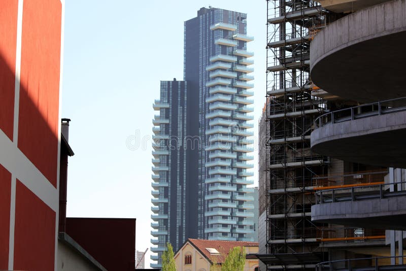 Torre moderna en Milano imagen de archivo. Imagen de milano - 53034255