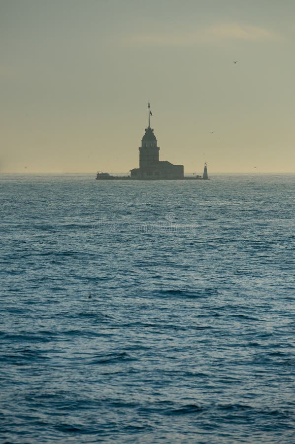 Torre Nubile Del ` S a Costantinopoli Alla Notte Fotografia Stock ...