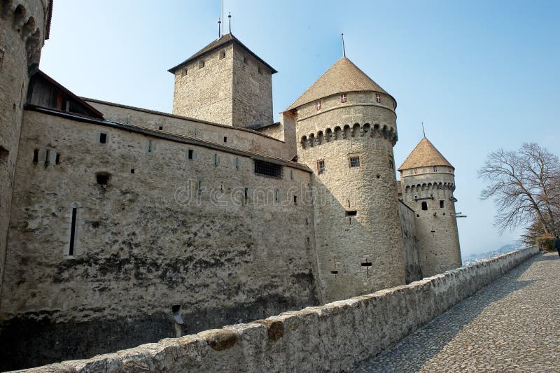 Torre Y Parapeto De Un Castillo Medieval Foto editorial - Imagen de ...