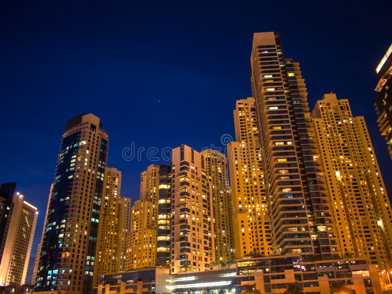 Torres altas em Dubai imagem editorial. Imagem de emirado - 47661960