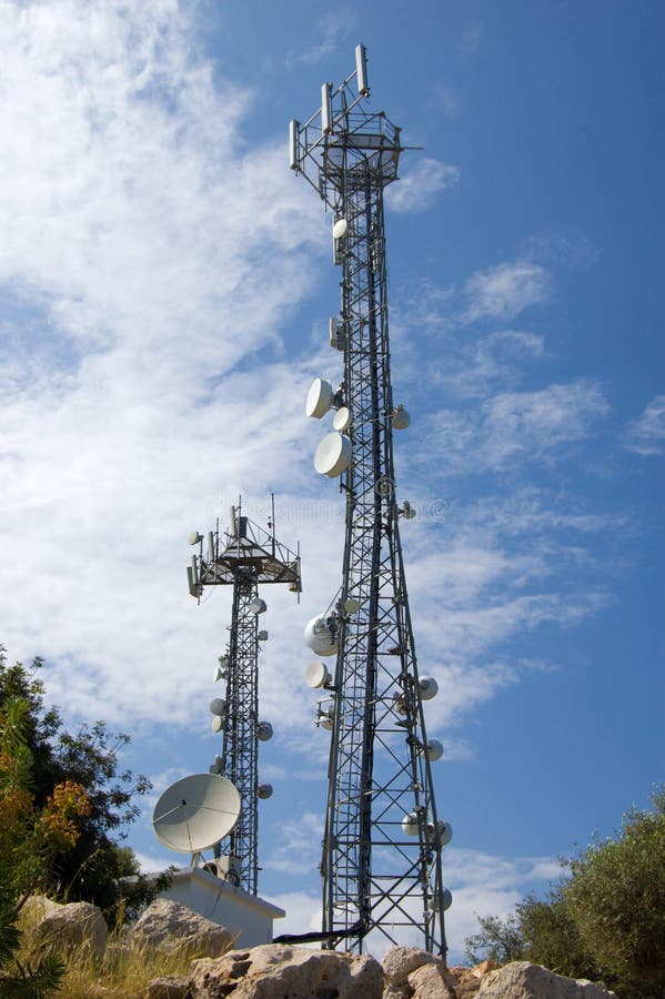 Torres De Las Telecomunicaciones Imagen de archivo - Imagen de azul ...